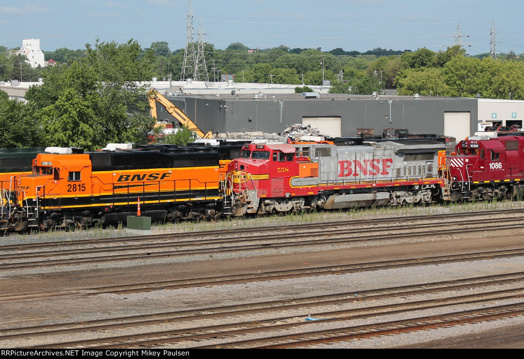 BNSF 2815, BNSF 558, and HLCX 1086